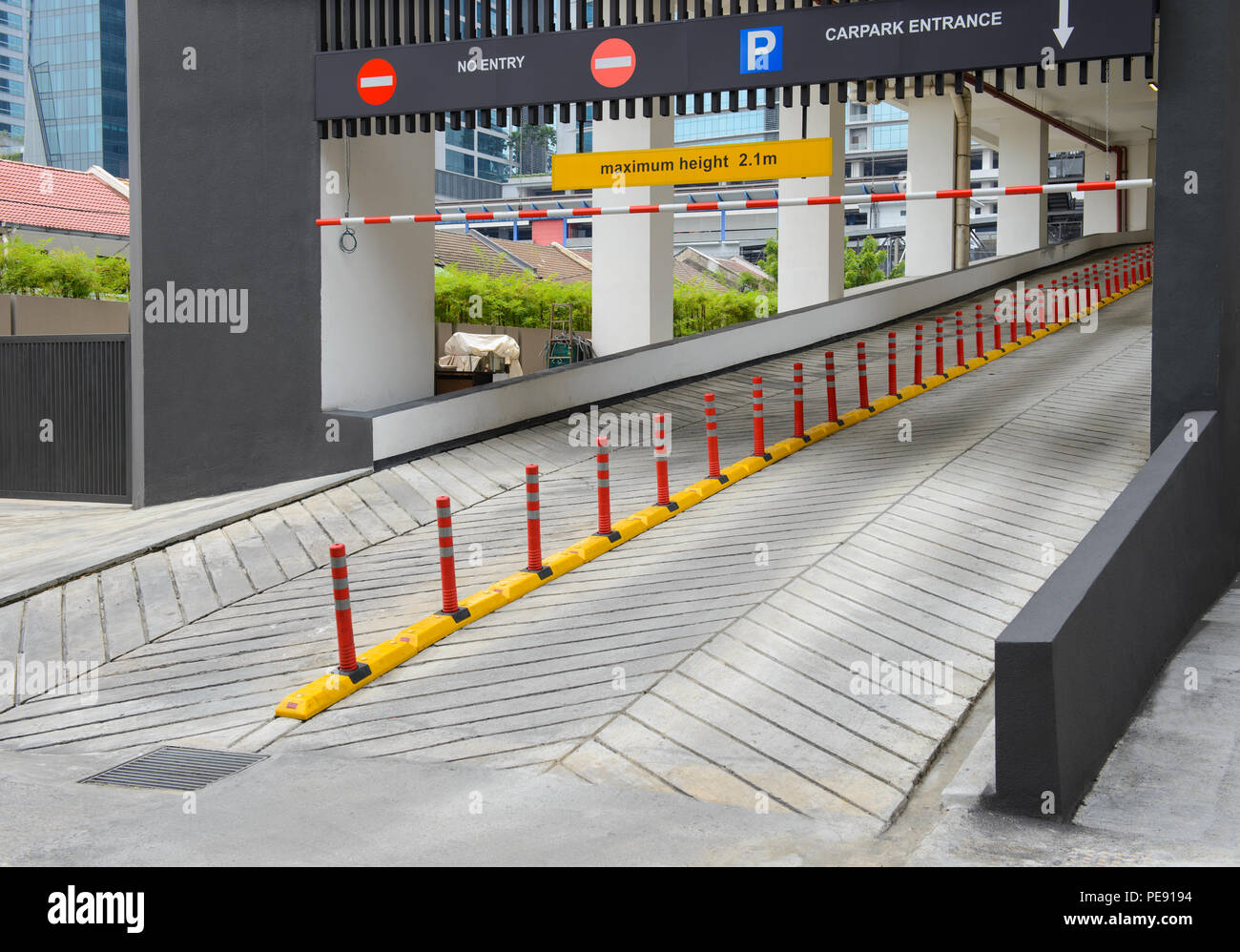 Entrée de la rampe du parking sur la pente face du bâtiment Photo Stock ...