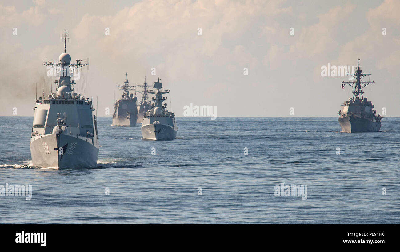 151107-N-KE519-383 OCÉAN ATLANTIQUE (nov. 7, 2015) - Les Chinois Luyang ...