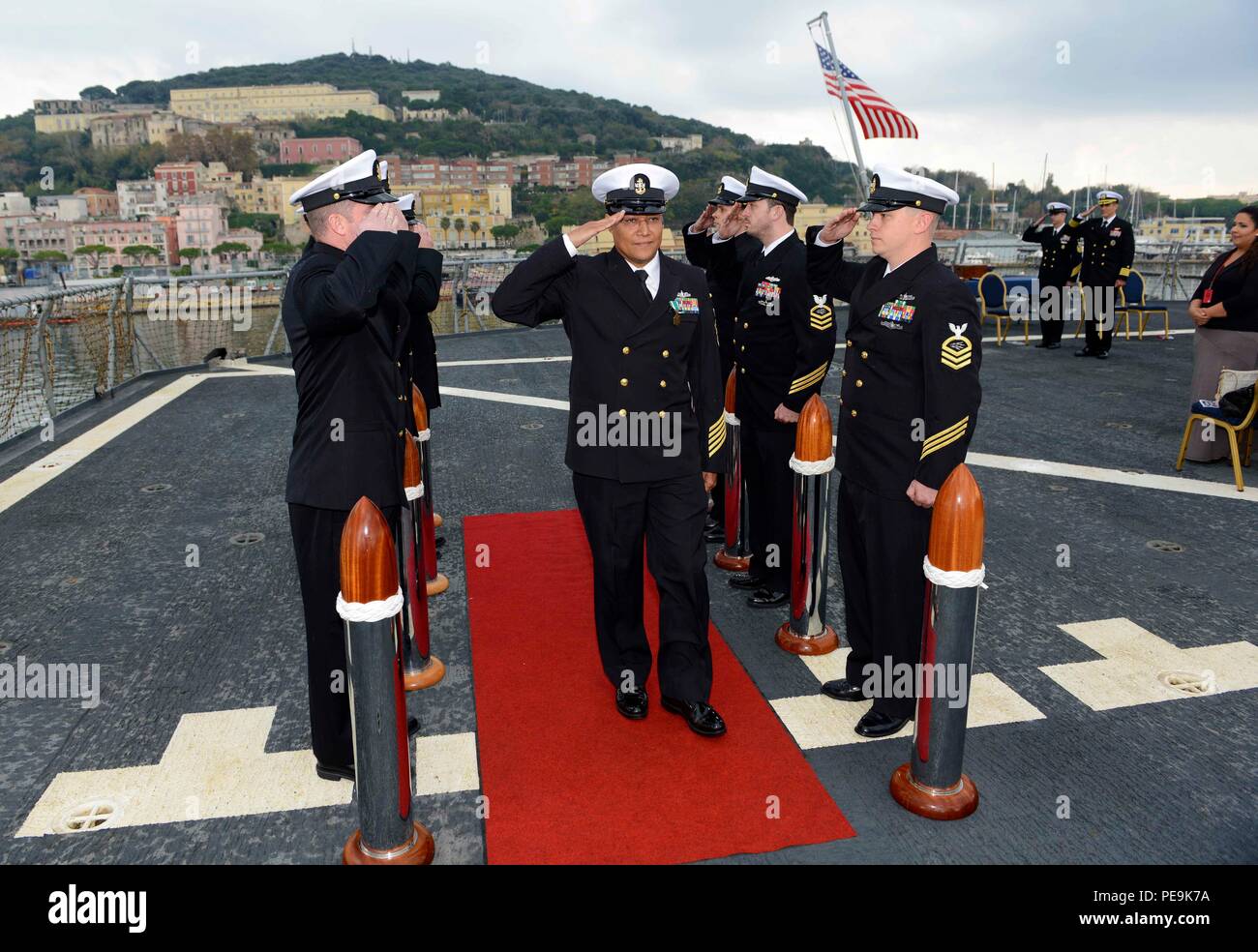 151120-N-VY489-039 GAETA, Italie (nov. 20, 2015) chef militaire du ...