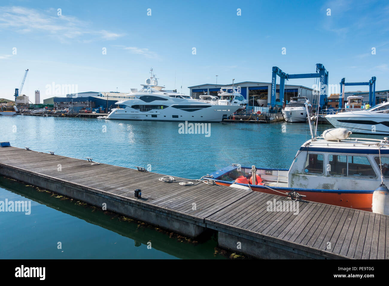 Poole harbour sunseeker Banque de photographies et d’images à haute ...