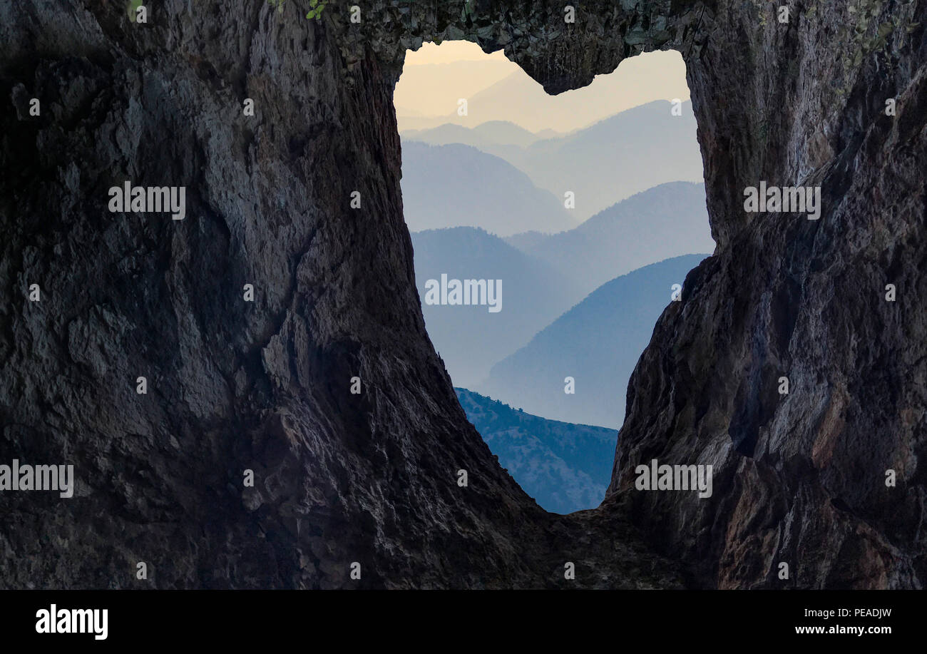 Trou naturel Banque de photographies et d’images à haute résolution - Alamy