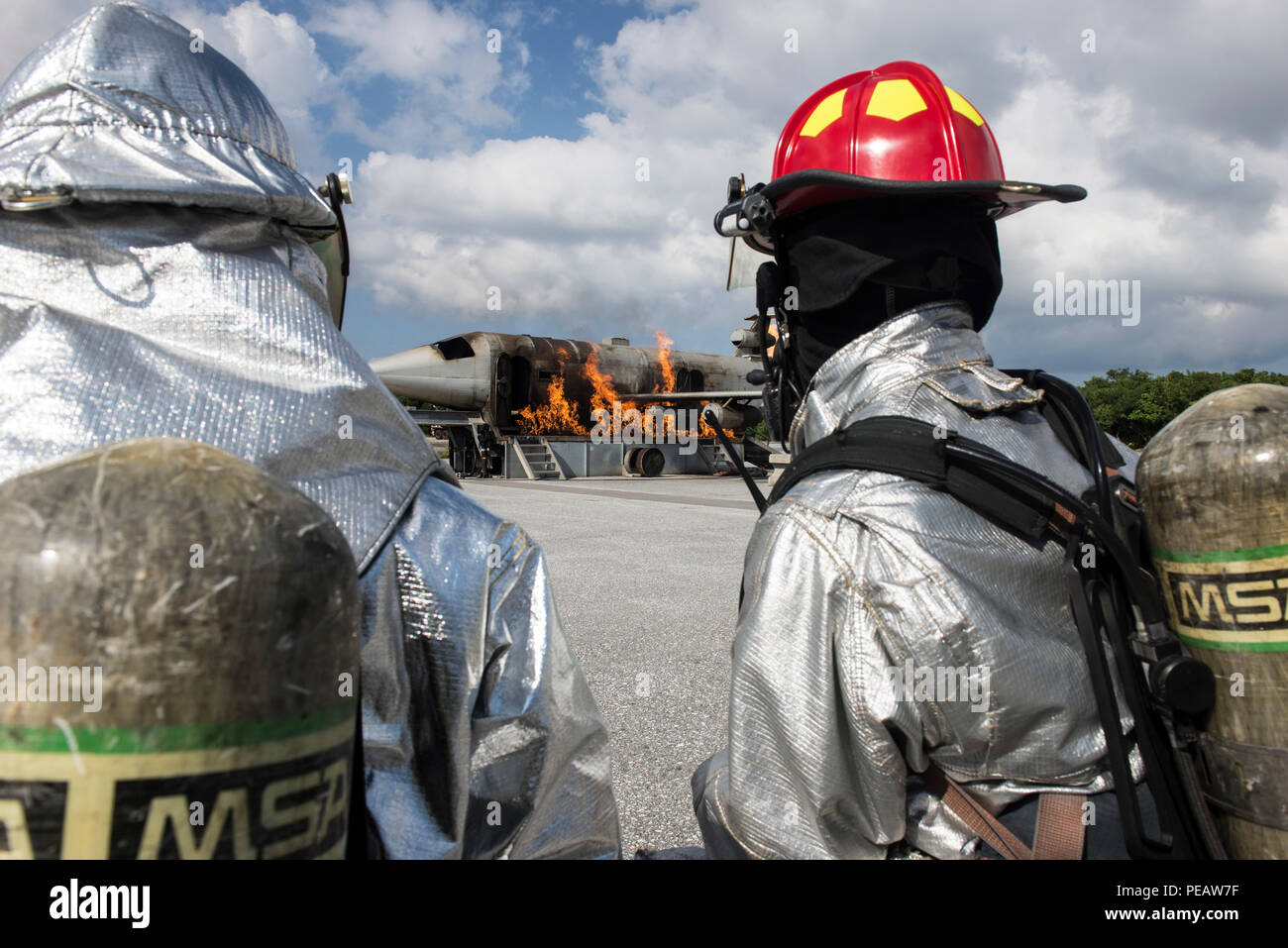 Les pompiers du service des incendies Kadena conduite de tir réel avec ...