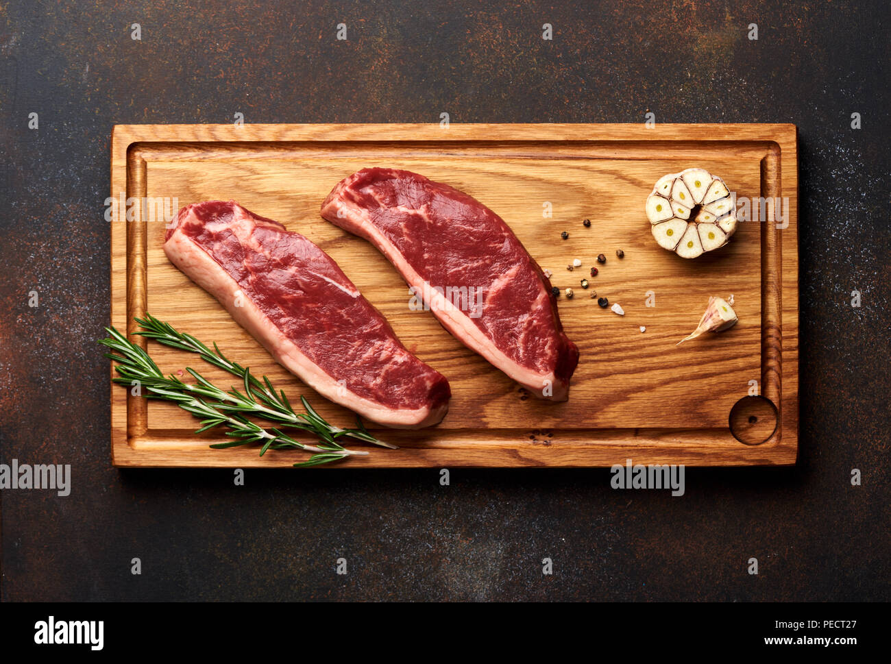 Planche de bois avec viande Banque de photographies et d’images à haute ...
