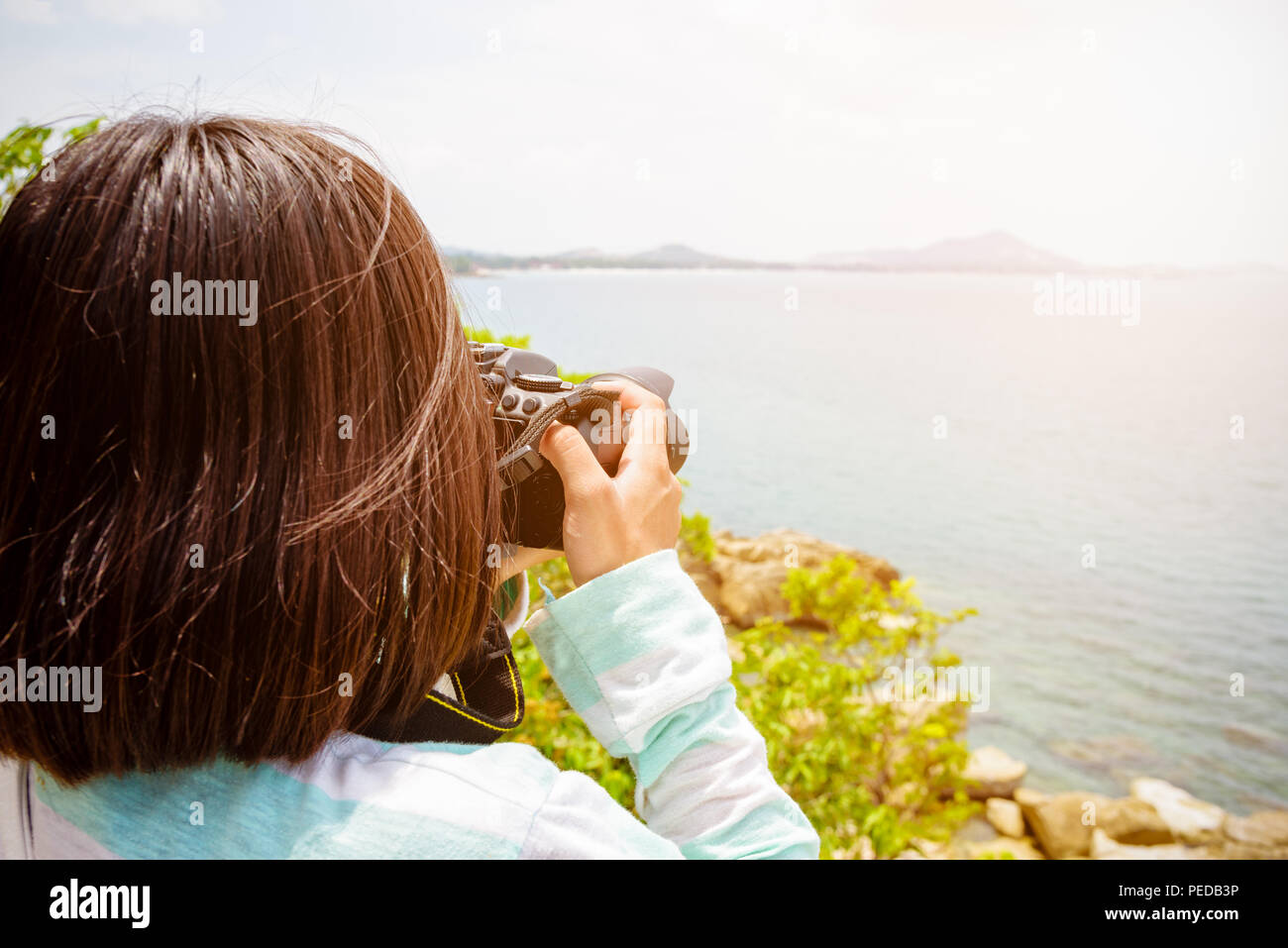 Jeune femme était heureux à la photographie avec l'appareil photo ...