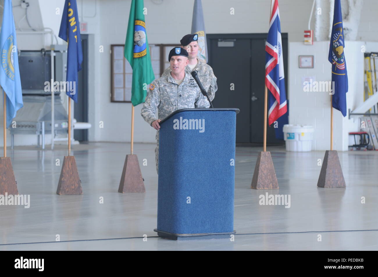 Le lieutenant-colonel Geoffrey Jeram traite de ses officiers et soldats ...