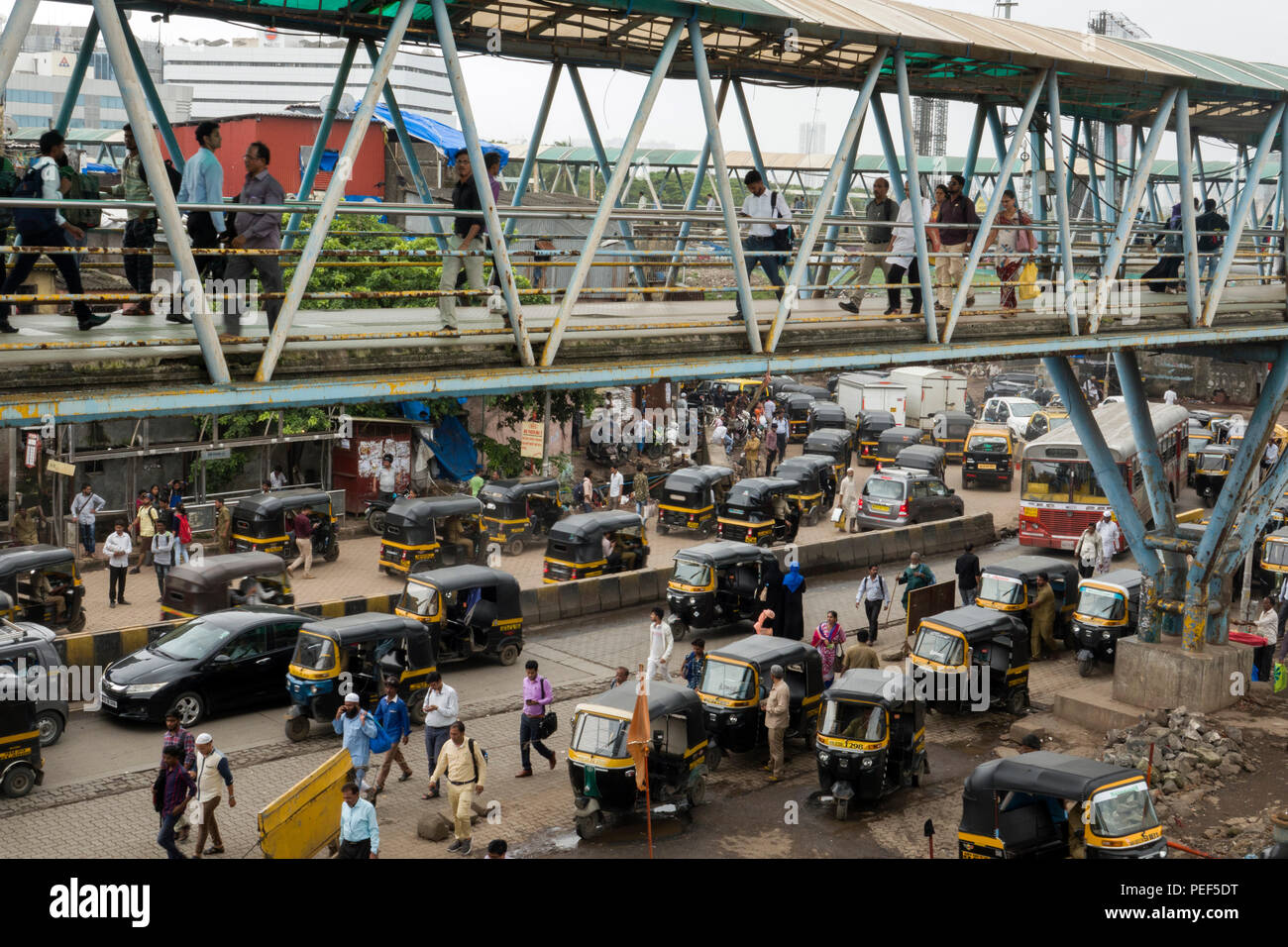 Auto rickshaw Tuk Tuks attendent des passagers à la gare de Bandra avec ...