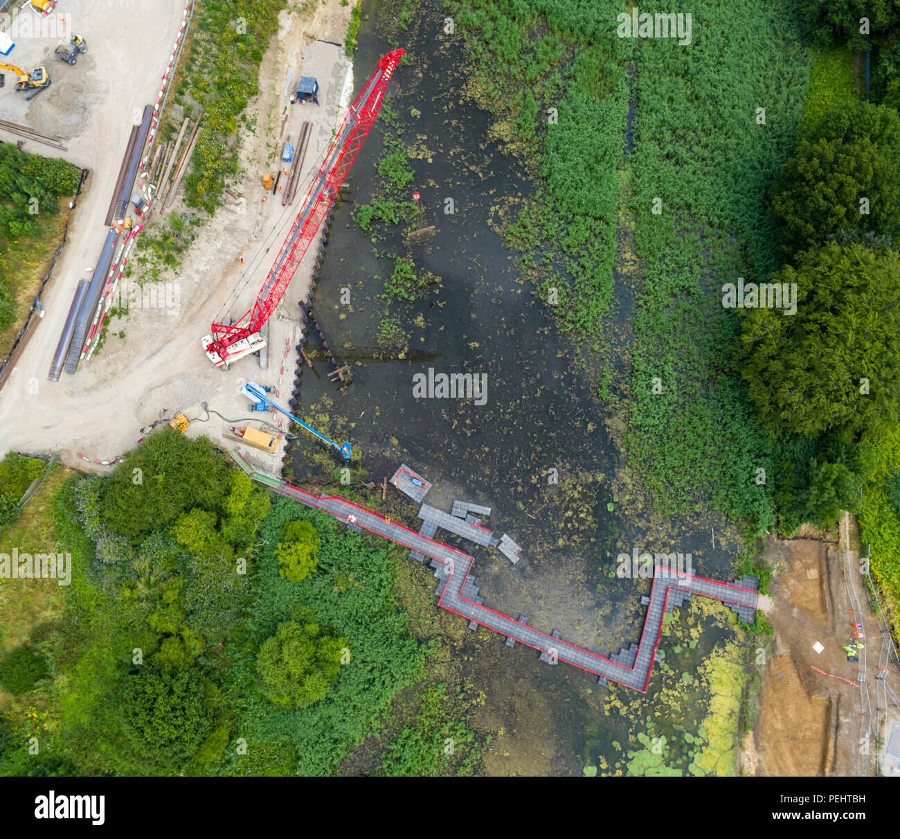 Vue aérienne du début de l'installation d'un pont entre Springhead Park ...