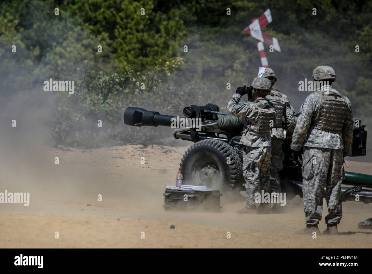 Des soldats de la Garde nationale d'armée du New Jersey's 3-112th Field Artillery live-fire ...