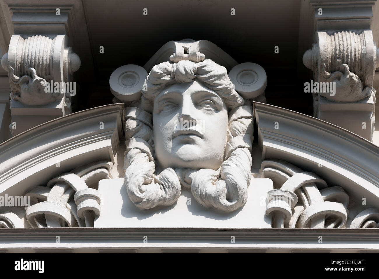 La Lettonie. Bas-relief d'un visage de femme sur le mur d'une maison ...