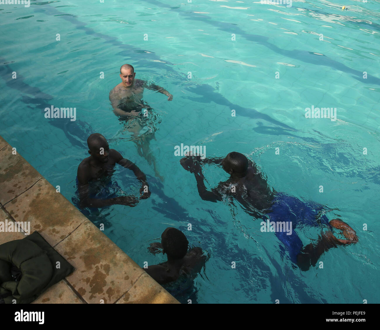 Le Cpl. Matt Sprankle (en haut à gauche), un instructeur du Corps des ...