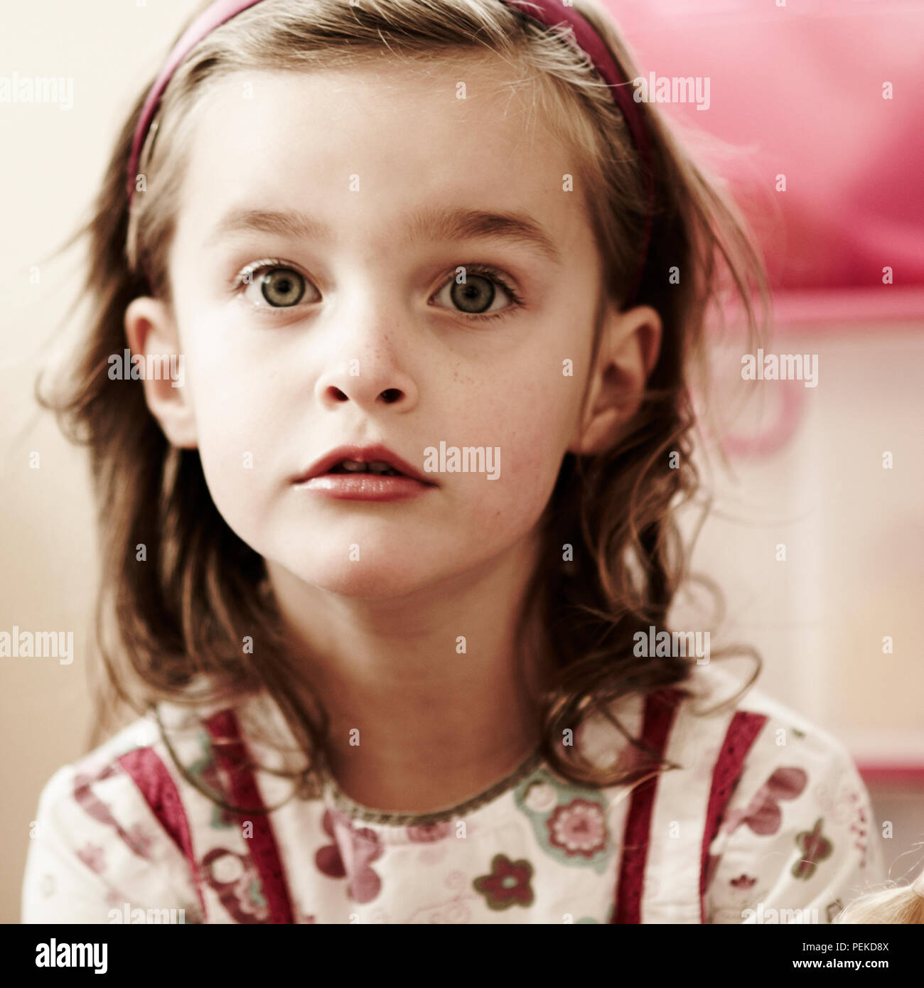 Petite Fille Grincheuse Banque d'image et photos - Alamy