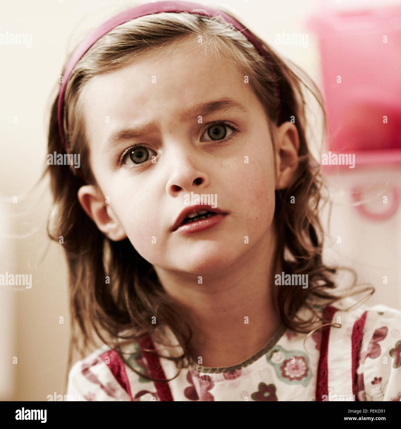 Petite Fille Grincheuse Banque d'image et photos - Alamy