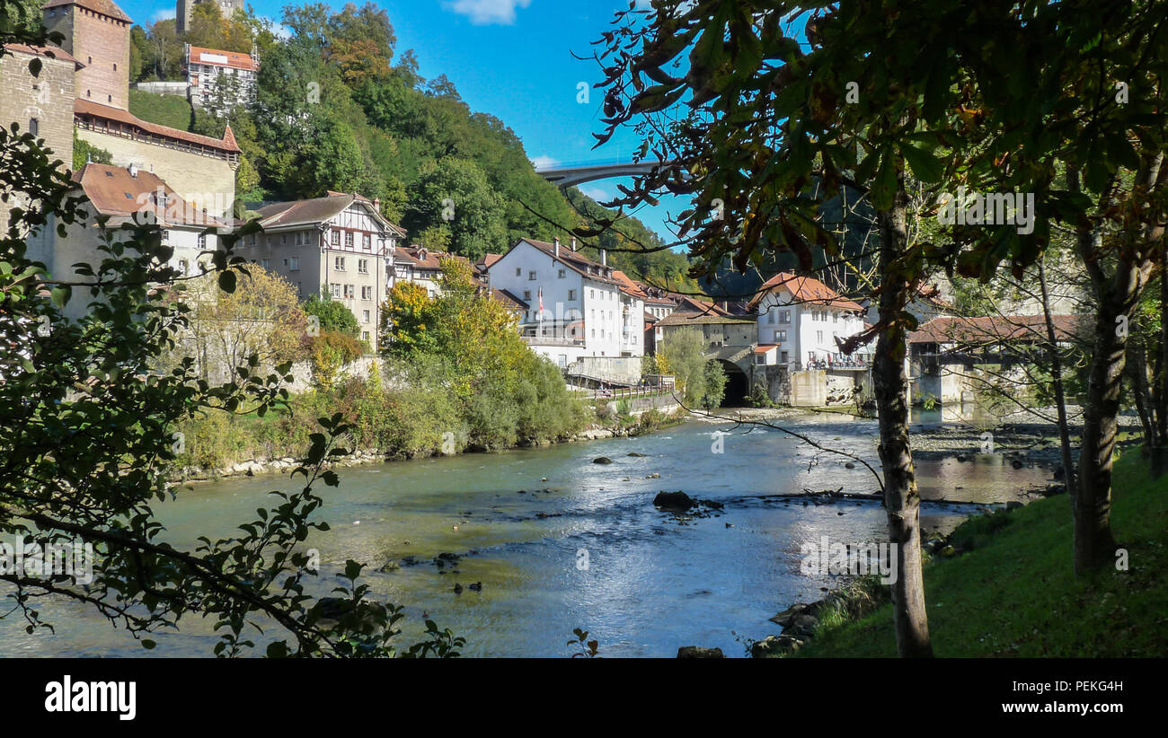 Vue paysage de la vieille ville de Fribourg en Suisse, avec la Sarine à ...