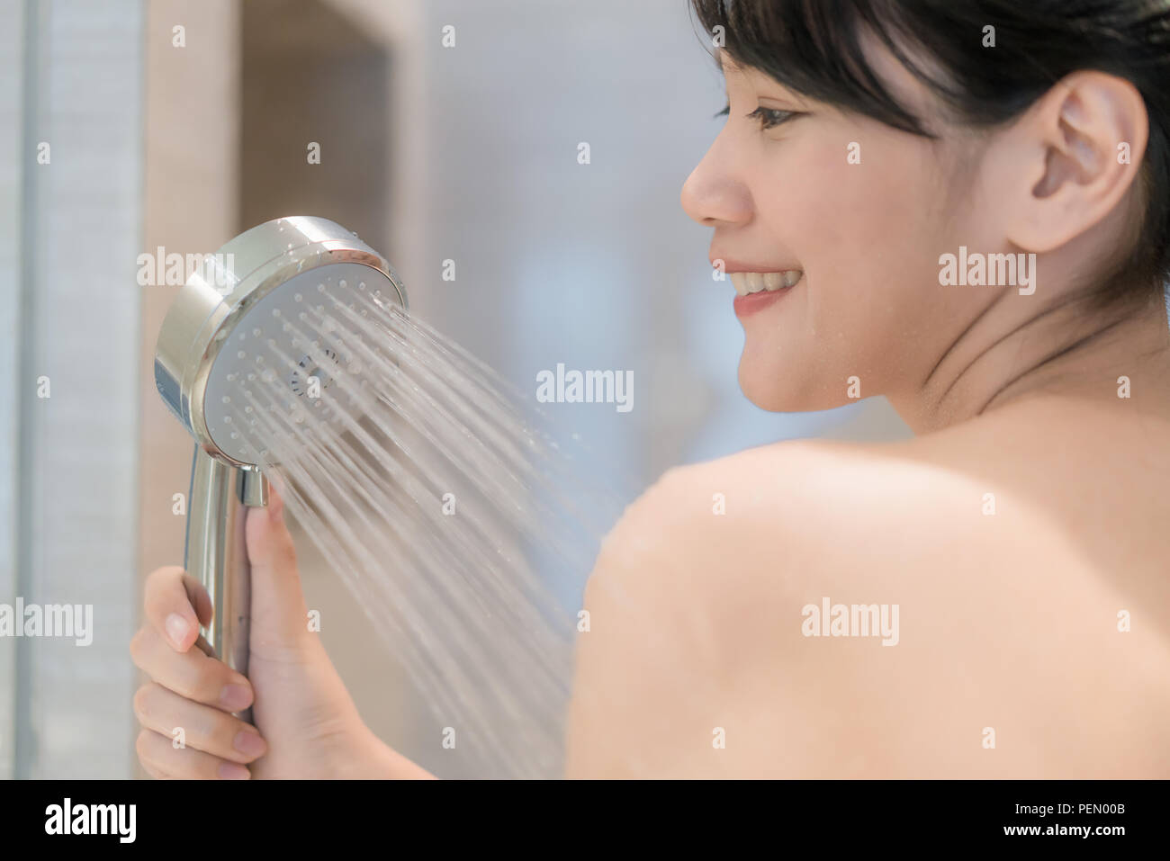 Femme prenant une douche Banque de photographies et d’images à haute ...