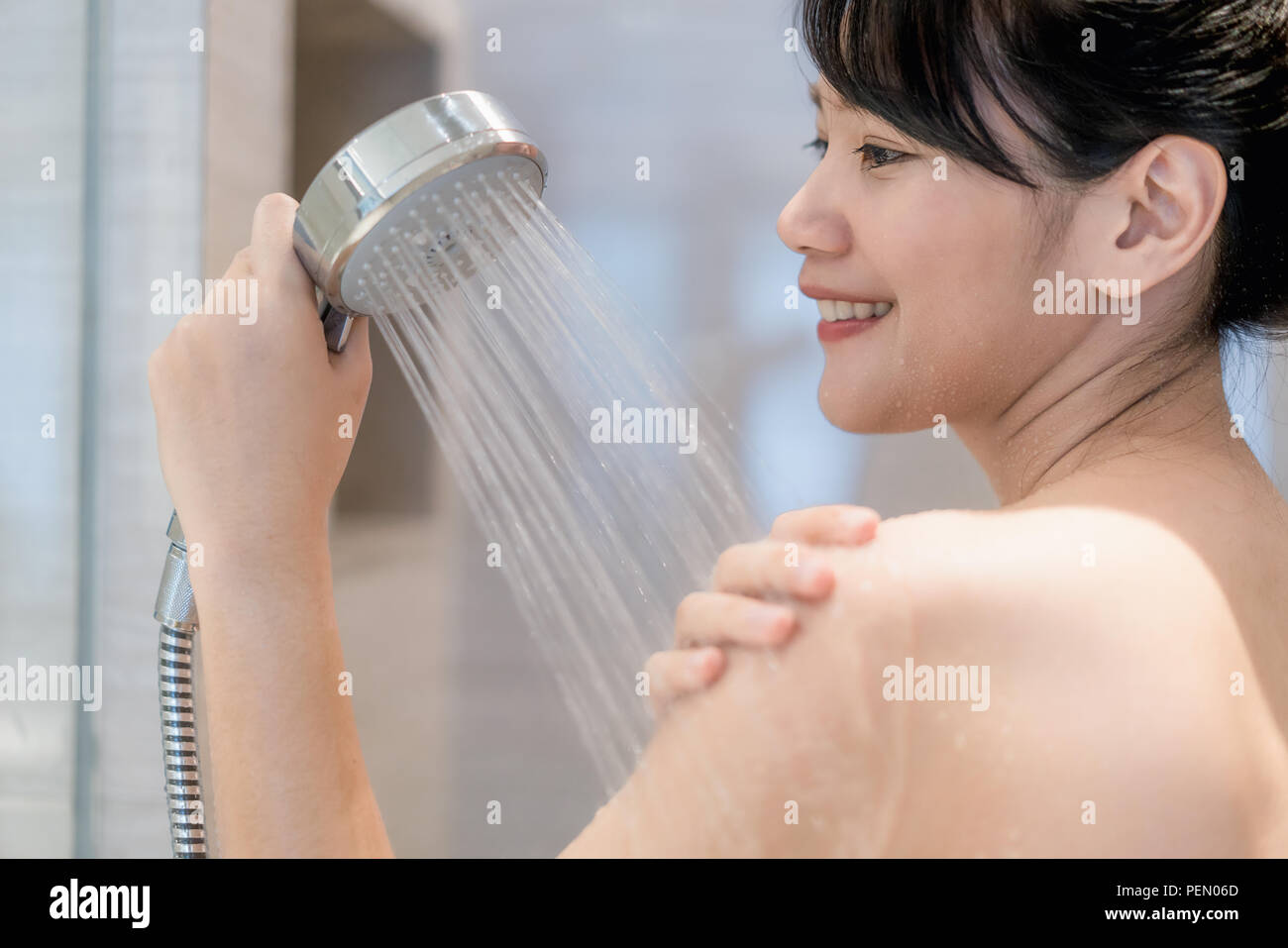 Femme Prenant Une Douche Banque d'image et photos - Alamy