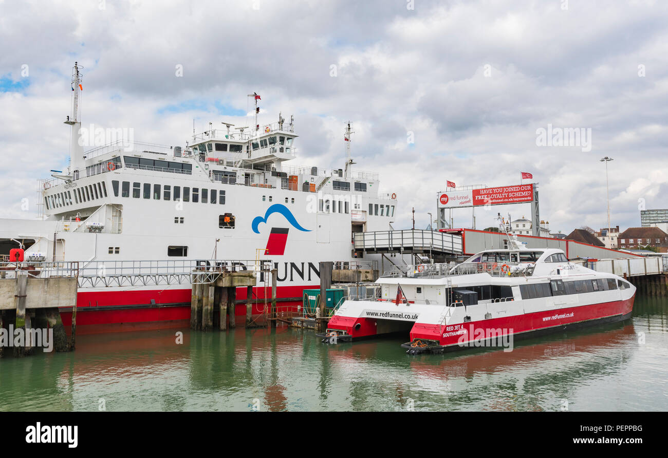 Red Funnel ferries - ferry Catamaran Jet 4 Rouge et Red Falcon ferry ...