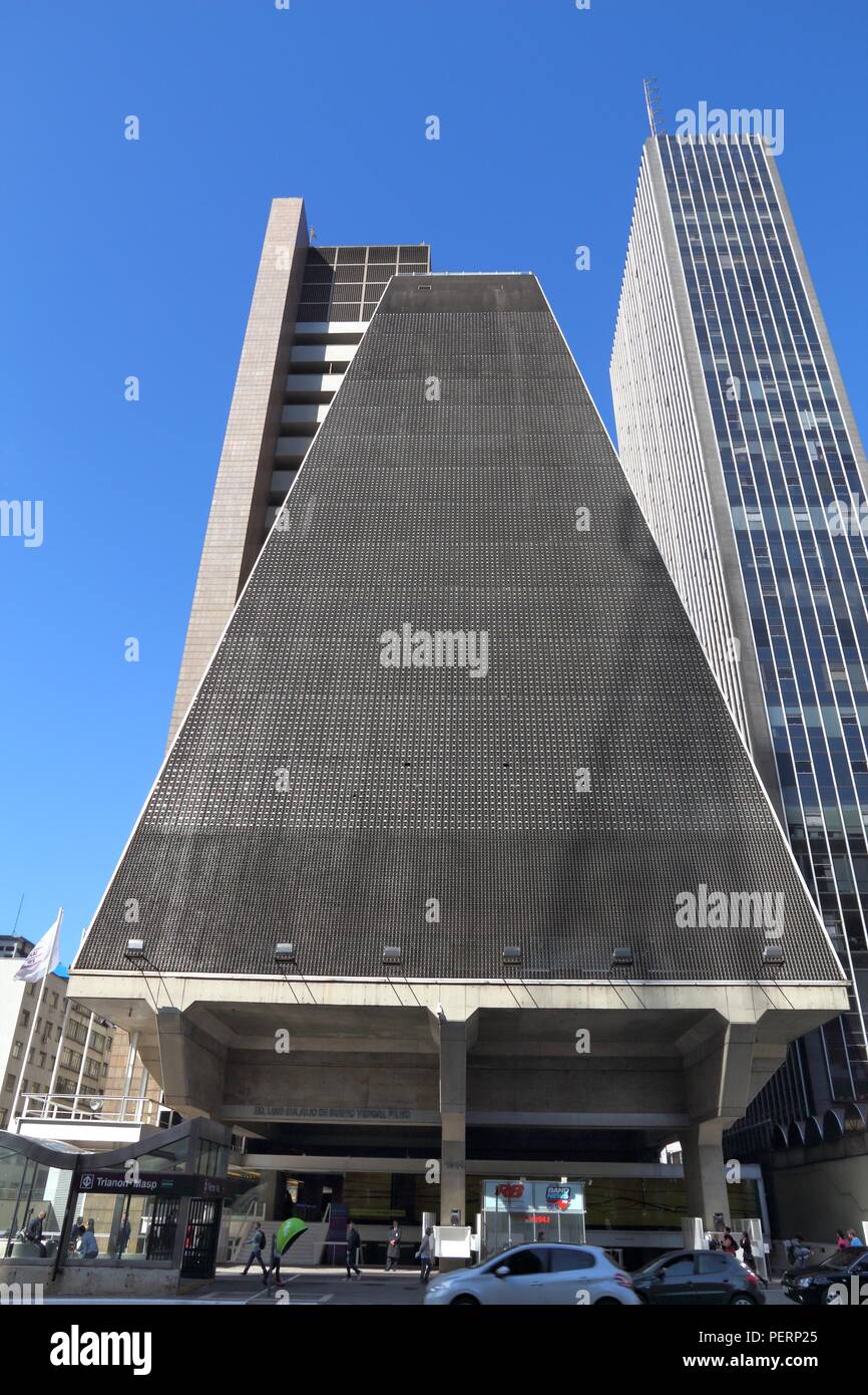 Bâtiment en forme de pyramide Banque de photographies et d’images à ...