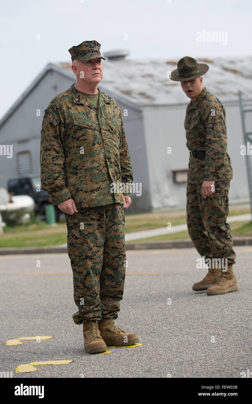 Le sergent du Corps des Marines des États-Unis. Michael Miano, un instructeur de forage avec le ...