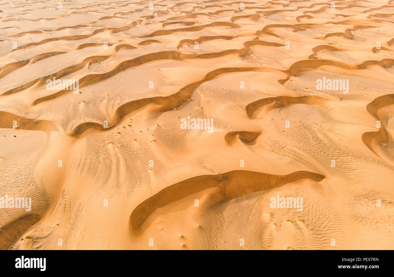 Vue aérienne de dunes de sable dans un désert près de Dubaï Photo Stock ...