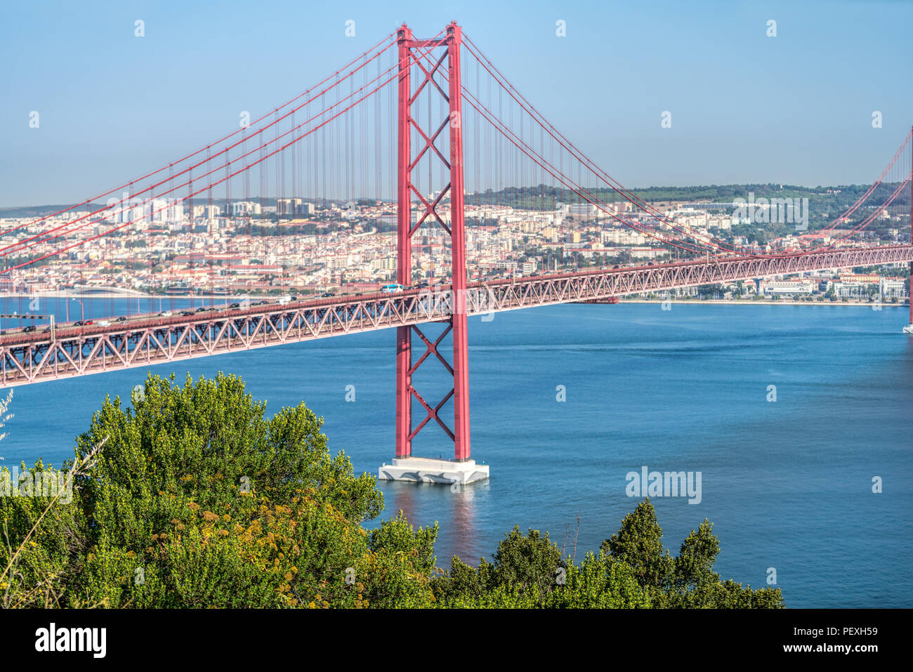 25 de Abril Bridge est un pont suspendu route-rail qui relie la ville ...