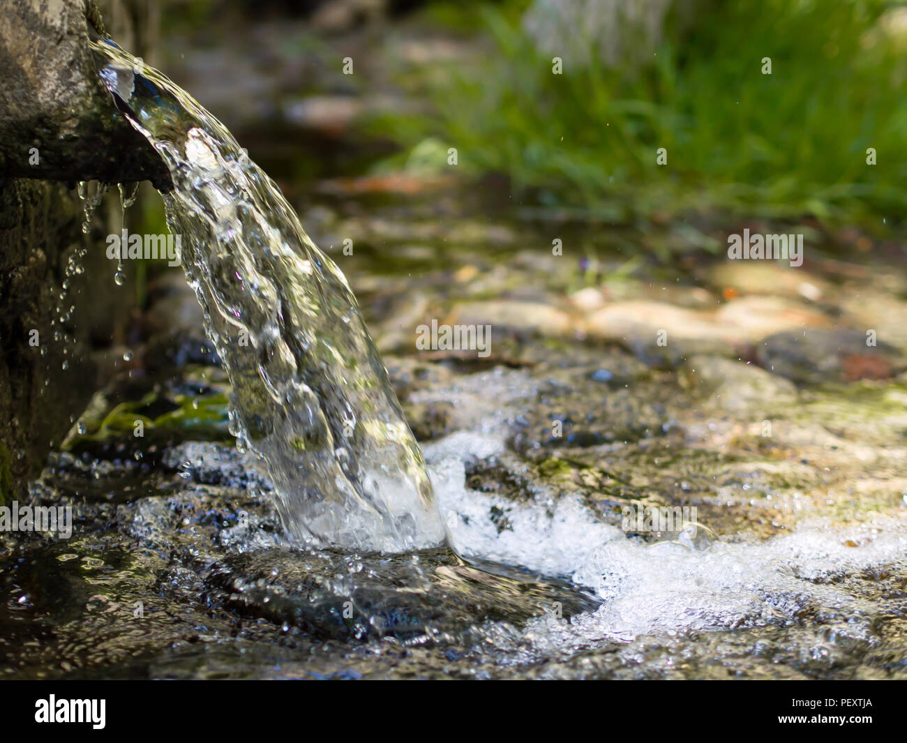 Eau de source naturelle Banque de photographies et d’images à haute ...