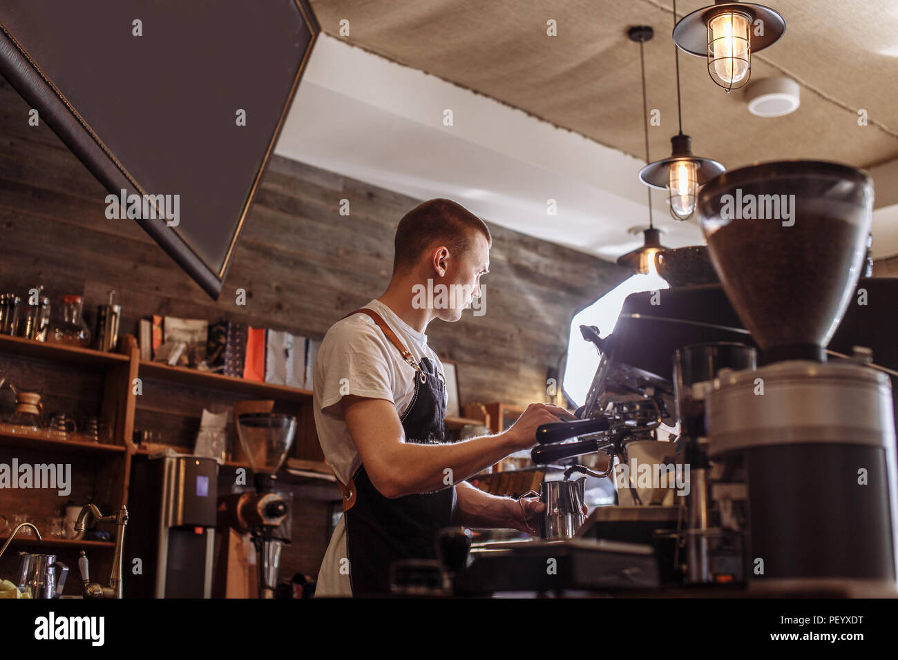 Homme Serveur Bar Banque d'image et photos - Alamy