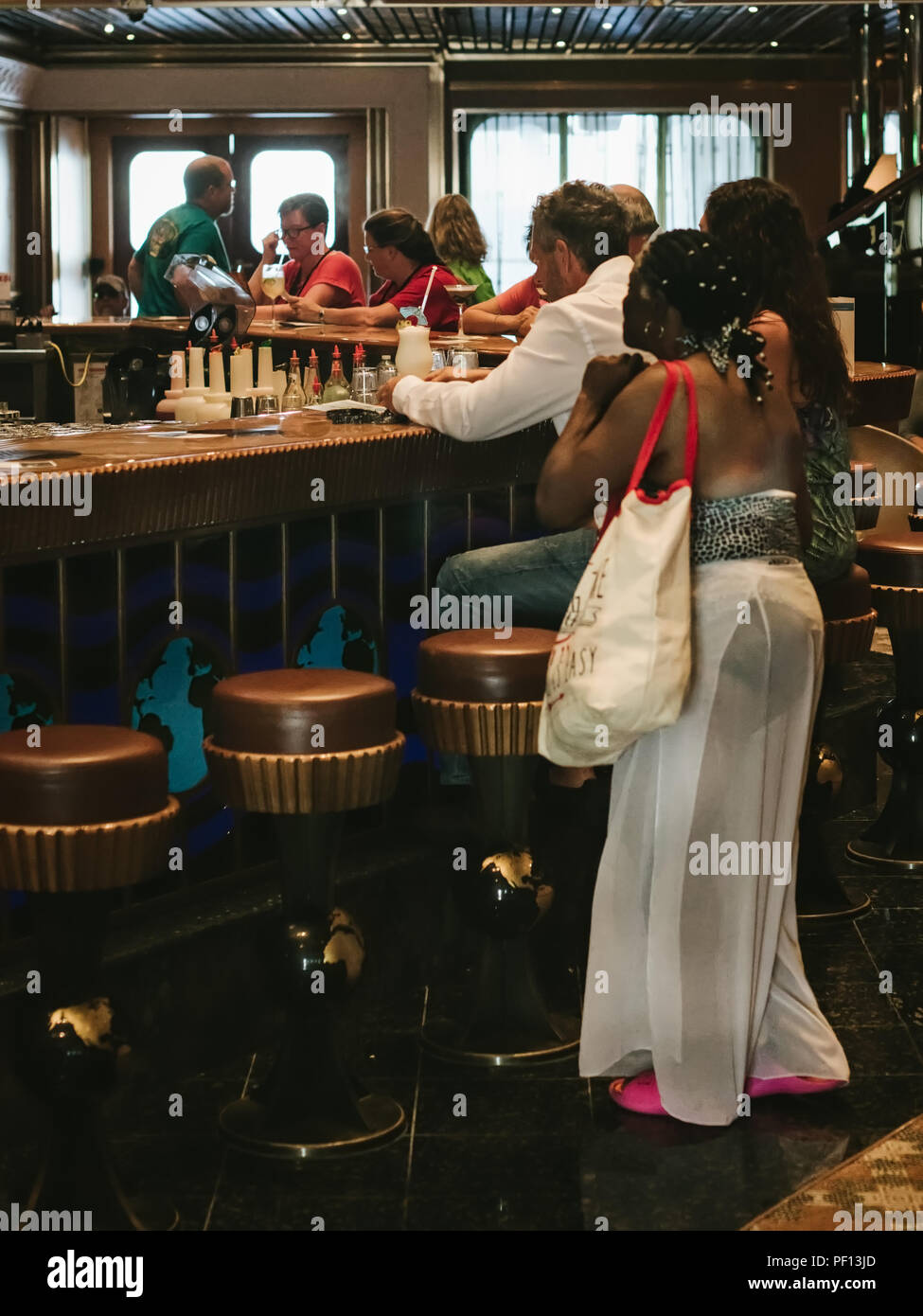Table dance bar Banque de photographies et d’images à haute résolution ...