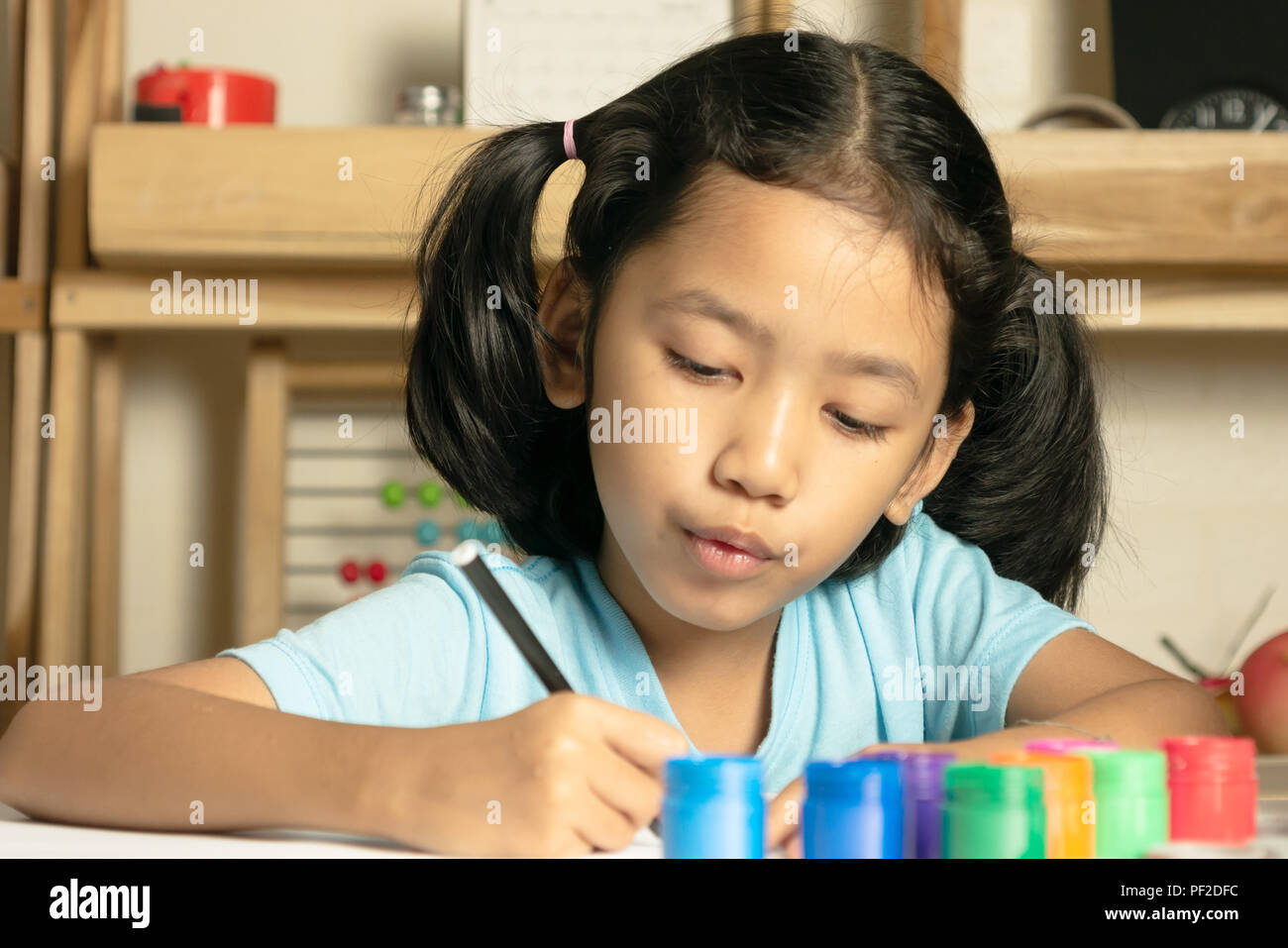 Petite fille avec un livre dessin Banque de photographies et d’images à haute résolution - Alamy