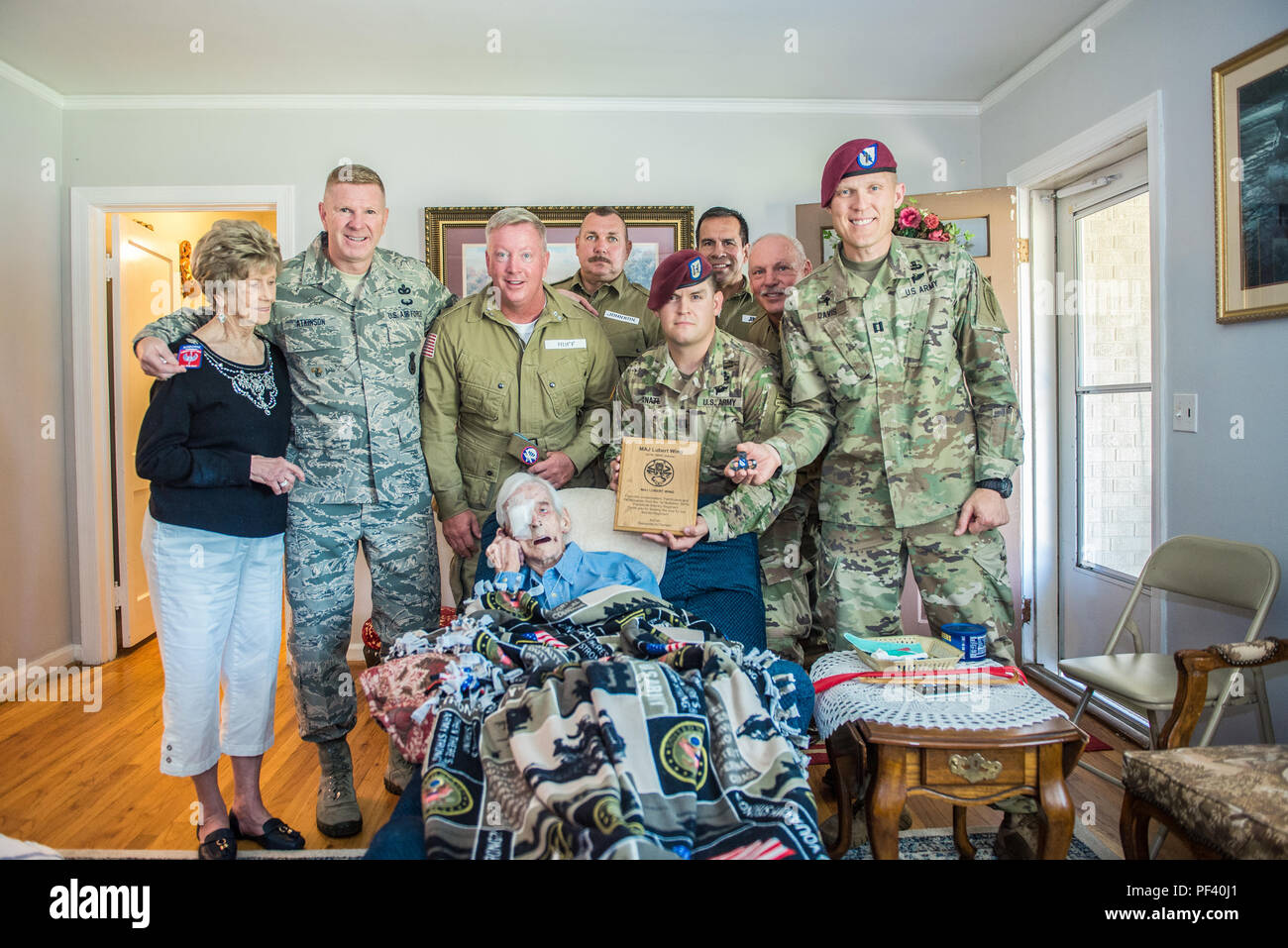 Des soldats du 1er bataillon du 507e Parachute Infantry Regiment et les ...