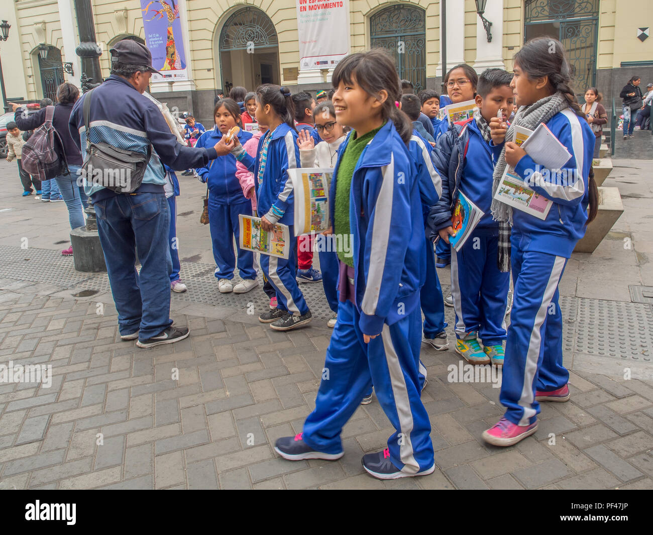 Peru school uniform Banque de photographies et d’images à haute ...