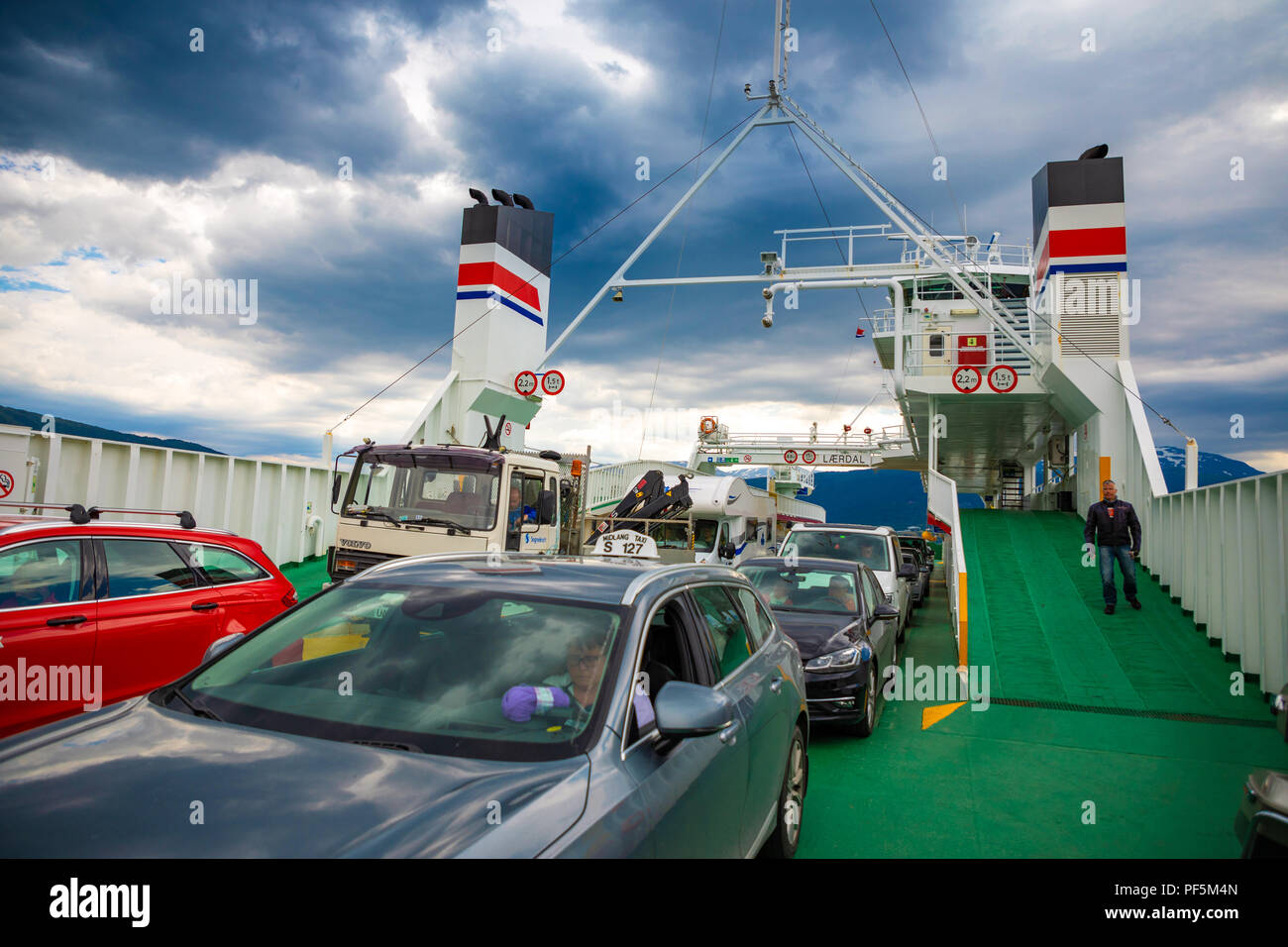Bateau Avec Voiture Et Camion Banque d'image et photos - Alamy