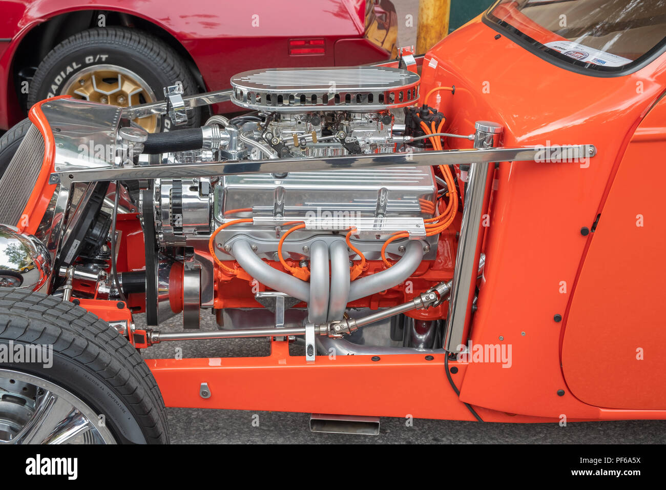 Modified car engine bay Banque de photographies et d’images à haute ...