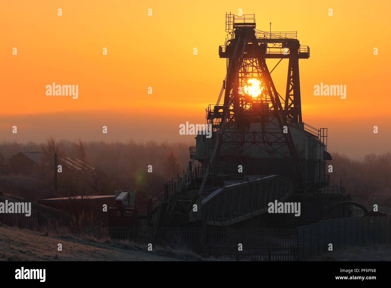 Marche dragline lever du soleil Banque de photographies et d’images à ...