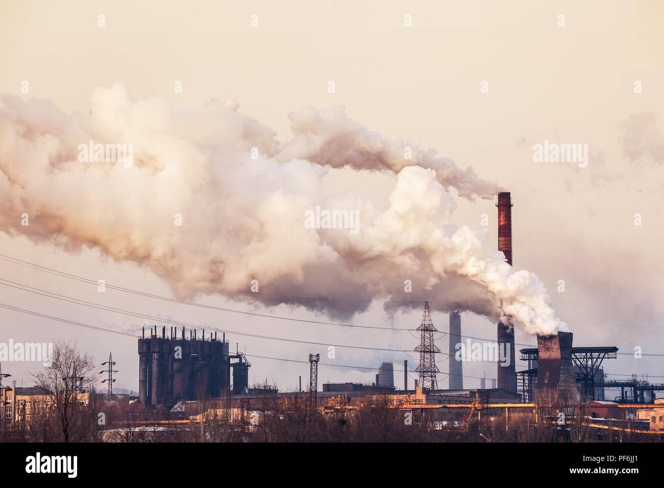 L'industrie lourde la pollution de l'image. Usine métallurgique de ...