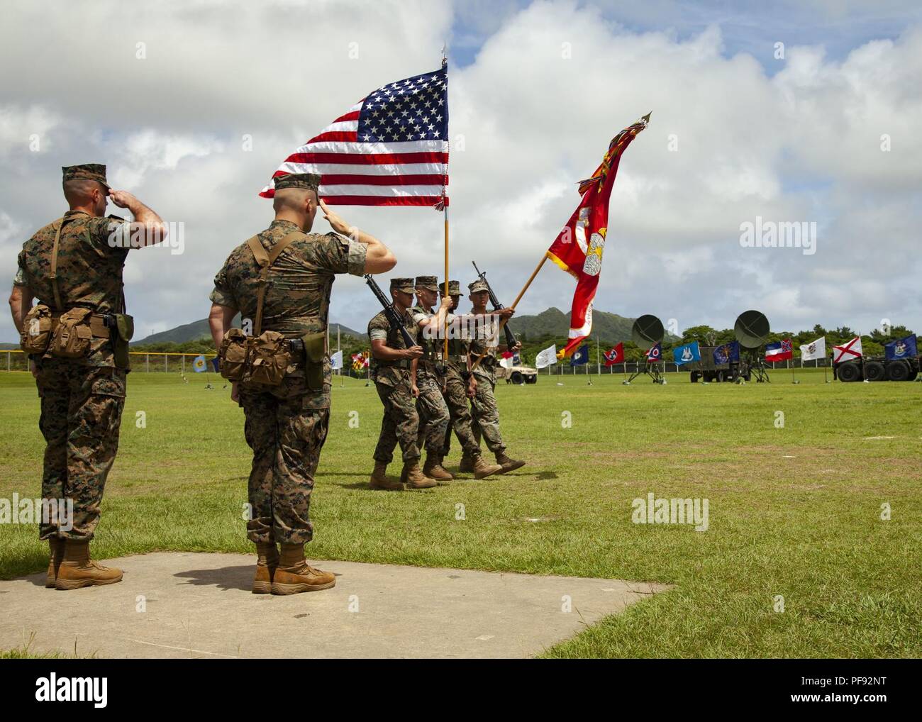 CAMP HANSEN, Okinawa, Japon - Le Lieutenant-colonel Thomas B. McGee et ...