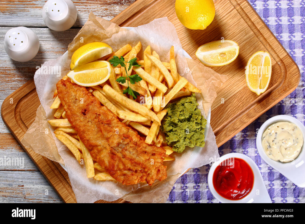 Poisson et frites croustillantes - Cabillaud frit, frites, rondelles de ...