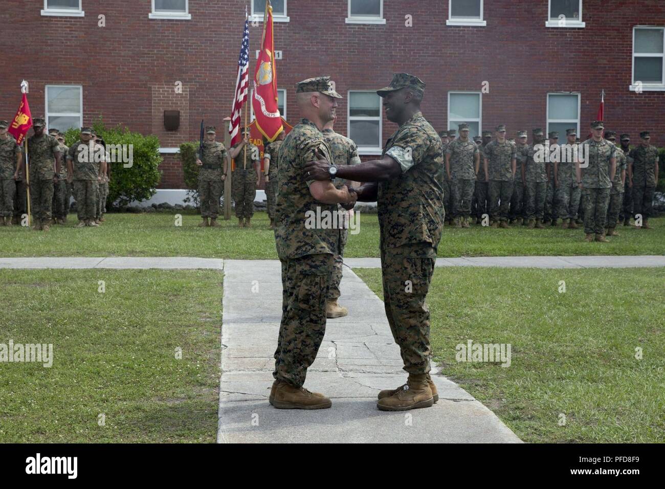 Le lieutenant-colonel Matthew R. Markham, gauche, commandant de ...