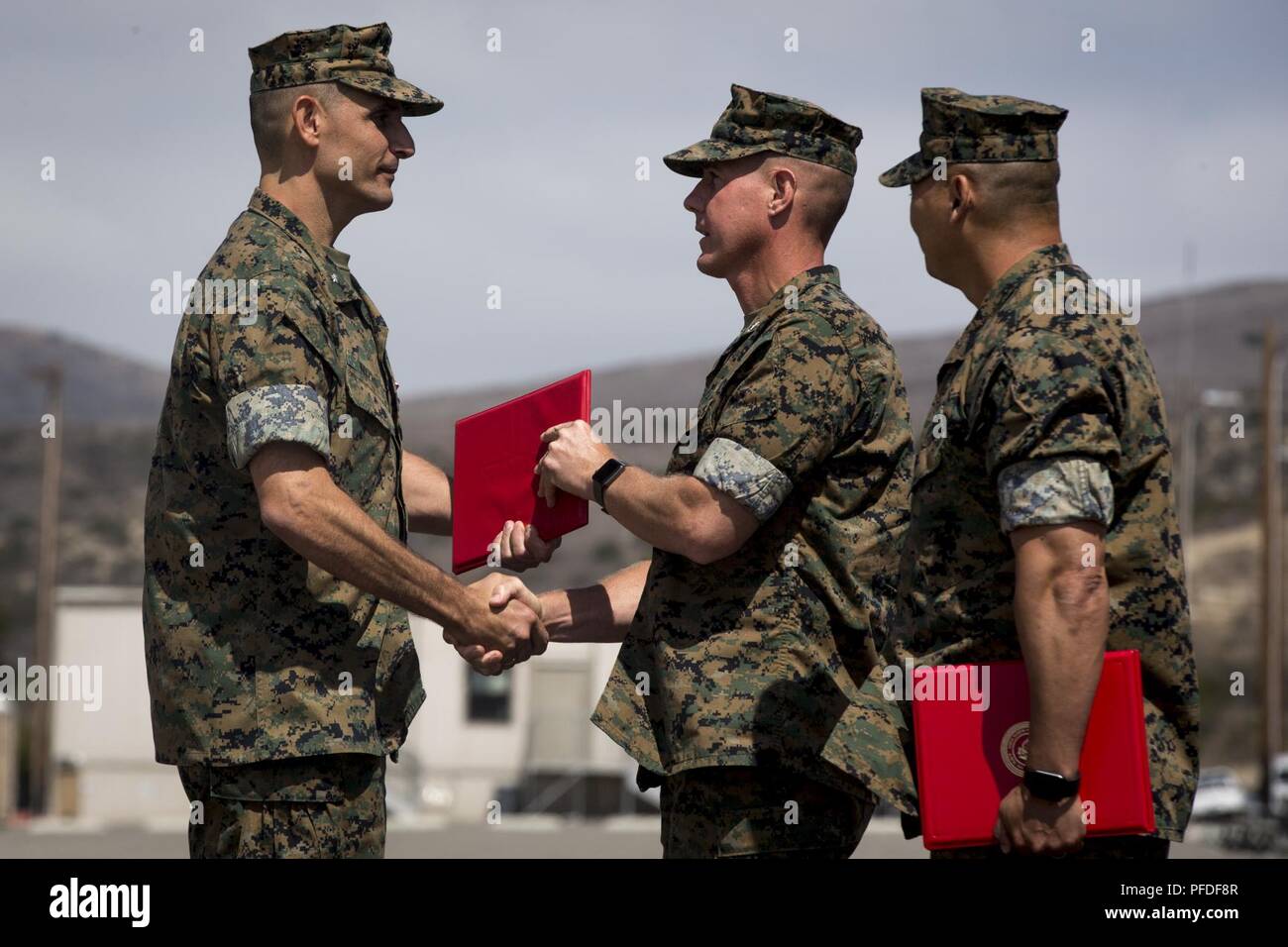 Le colonel Jeffrey C. Holt, centre, commandant, École de Infantry-West ...