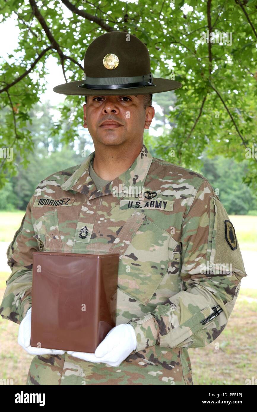 Le sergent de l'armée. 1re classe Louis Rodriguez, un sergent ...