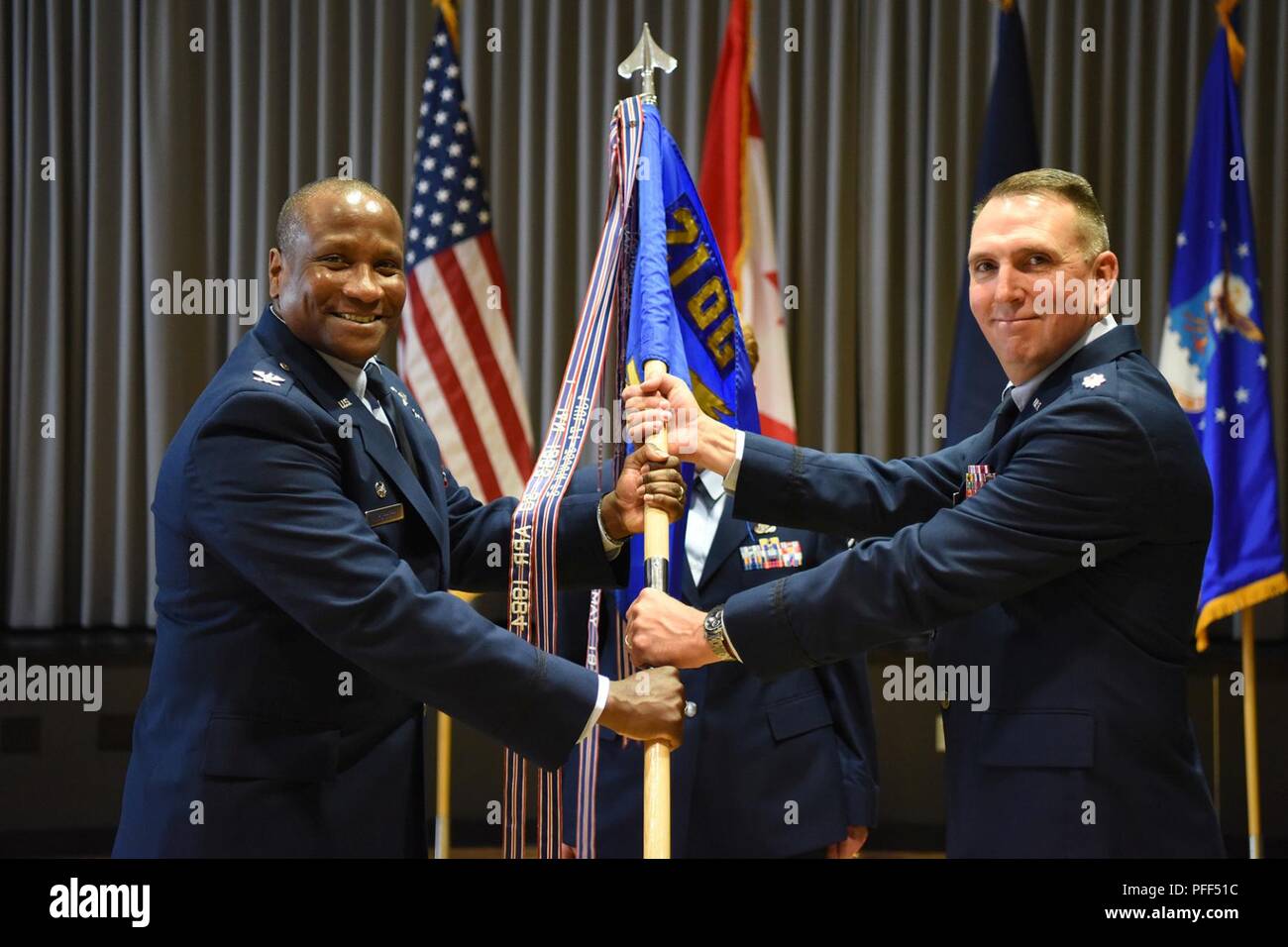 Le colonel Devin Poivre, commandant du Groupe des opérations 21e, passe ...