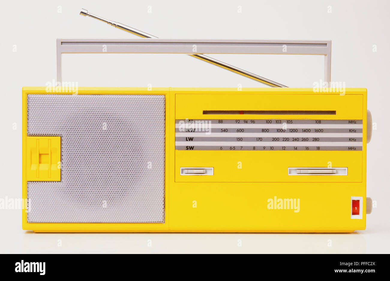 Small transistor radio Banque de photographies et d’images à haute ...