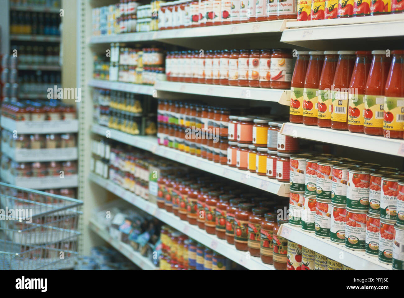 Les rayons des supermarchés contenant des bouteilles de sauces, de ...