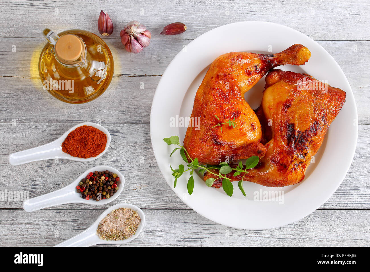 Les cuisses de poulet rôti délicieux croustillant à la peau brun doré ...