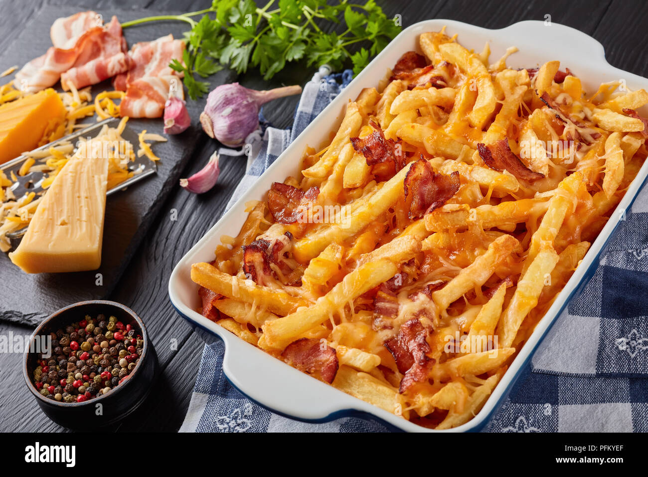 Australian frites avec fromage fondu et le lard dans un plat allant au ...