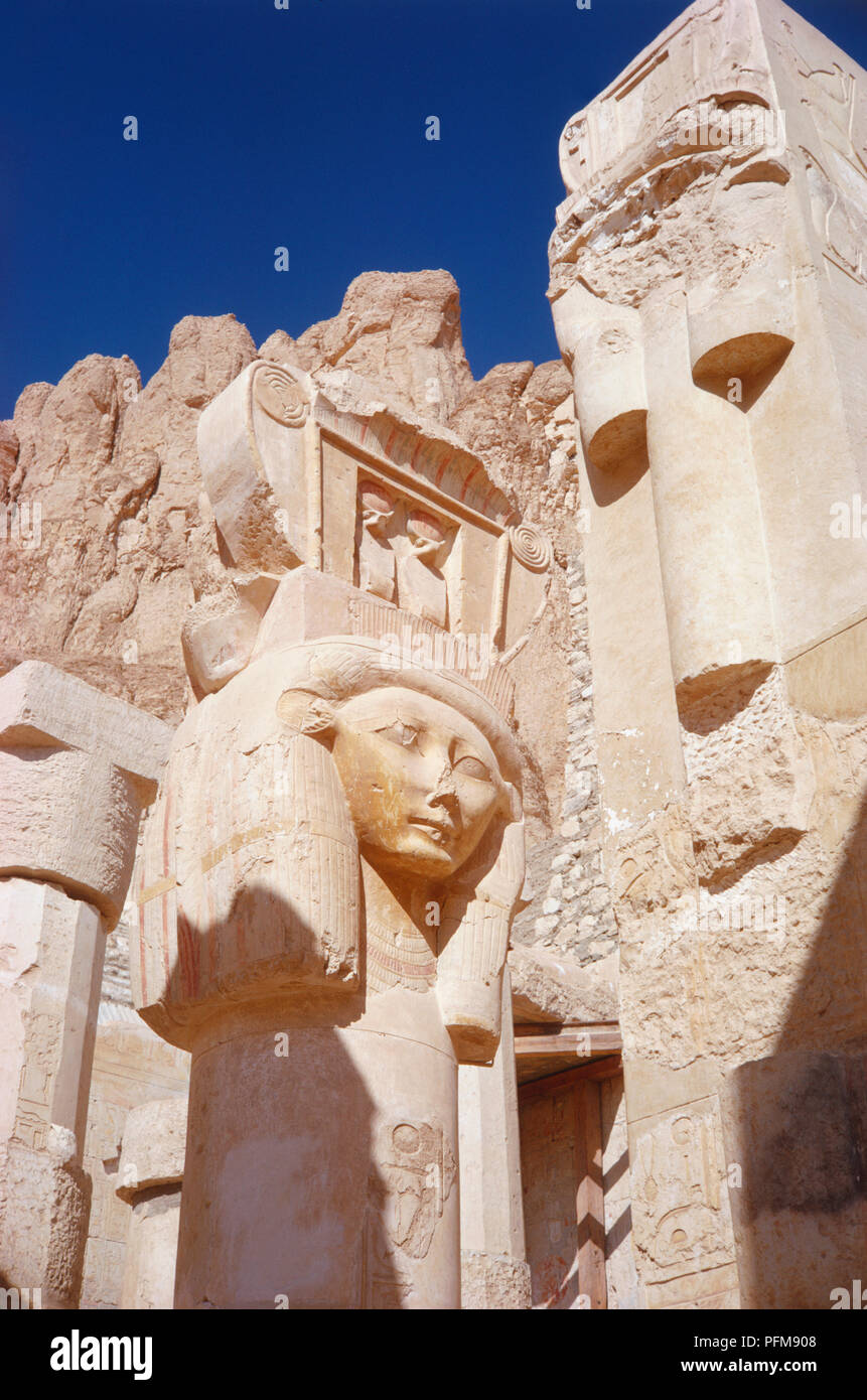 L'Égypte, Thèbes, Deir el Bahari, la déesse Hathor, représentée comme ...