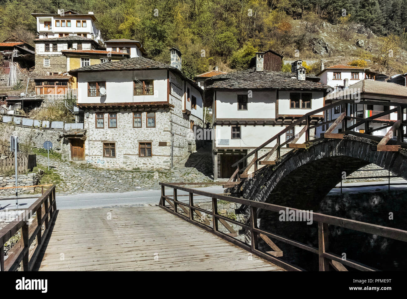 Paysage d'automne avec pont romain et panorama de la ville de Pleven ...