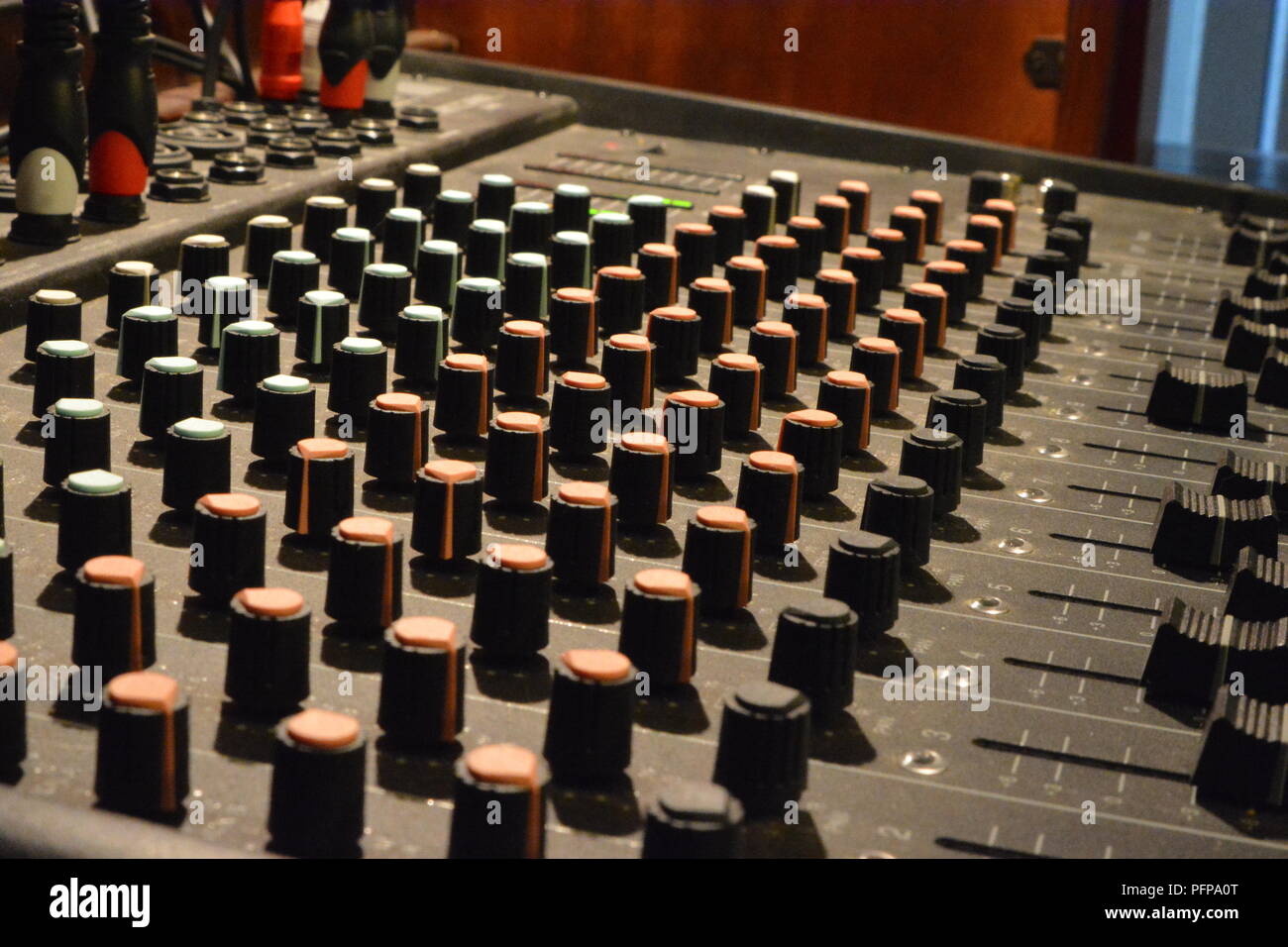 Table de mixage sonore Banque de photographies et d’images à haute ...
