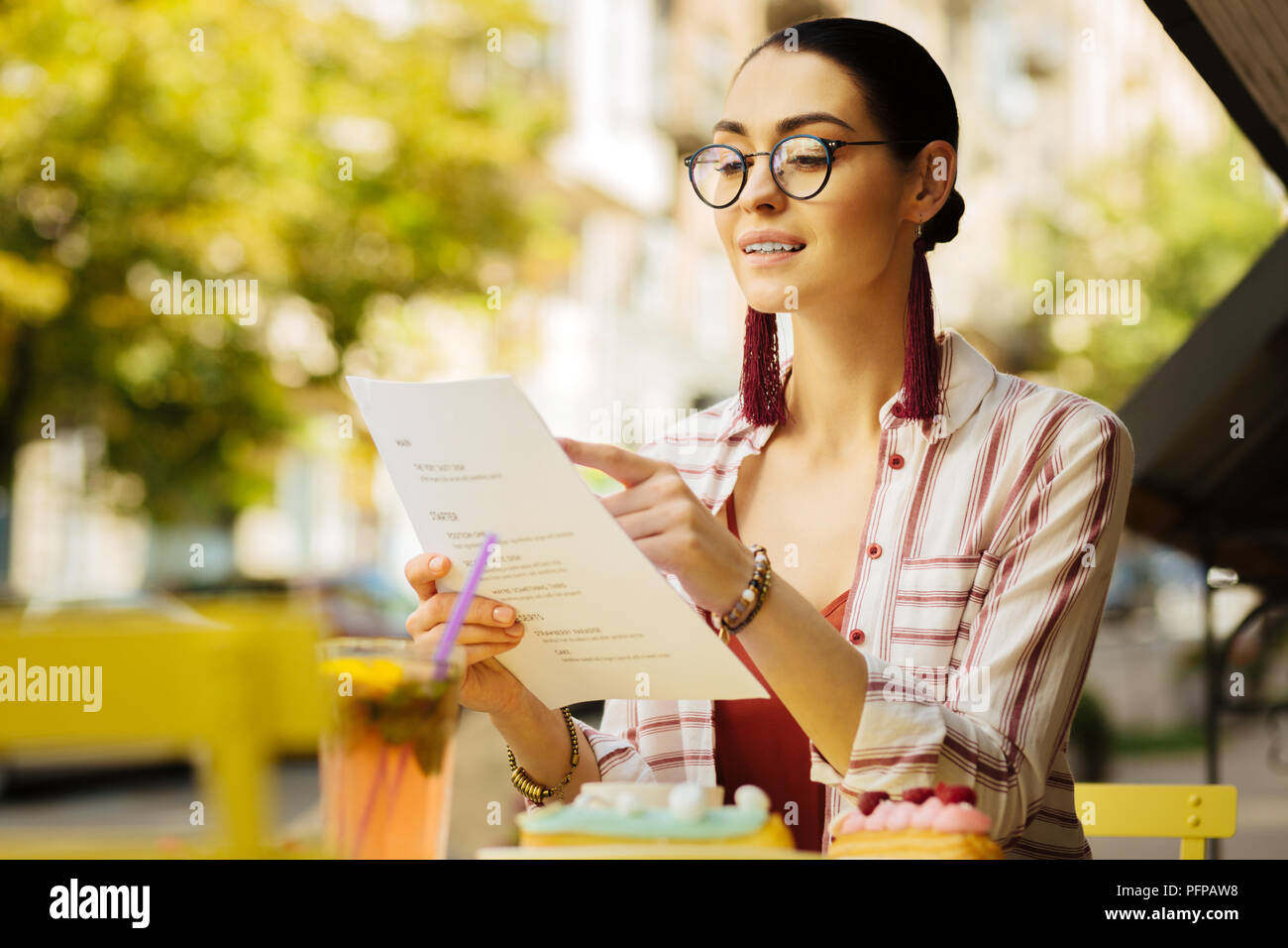 Lecture de la liste des menus Banque de photographies et d’images à ...