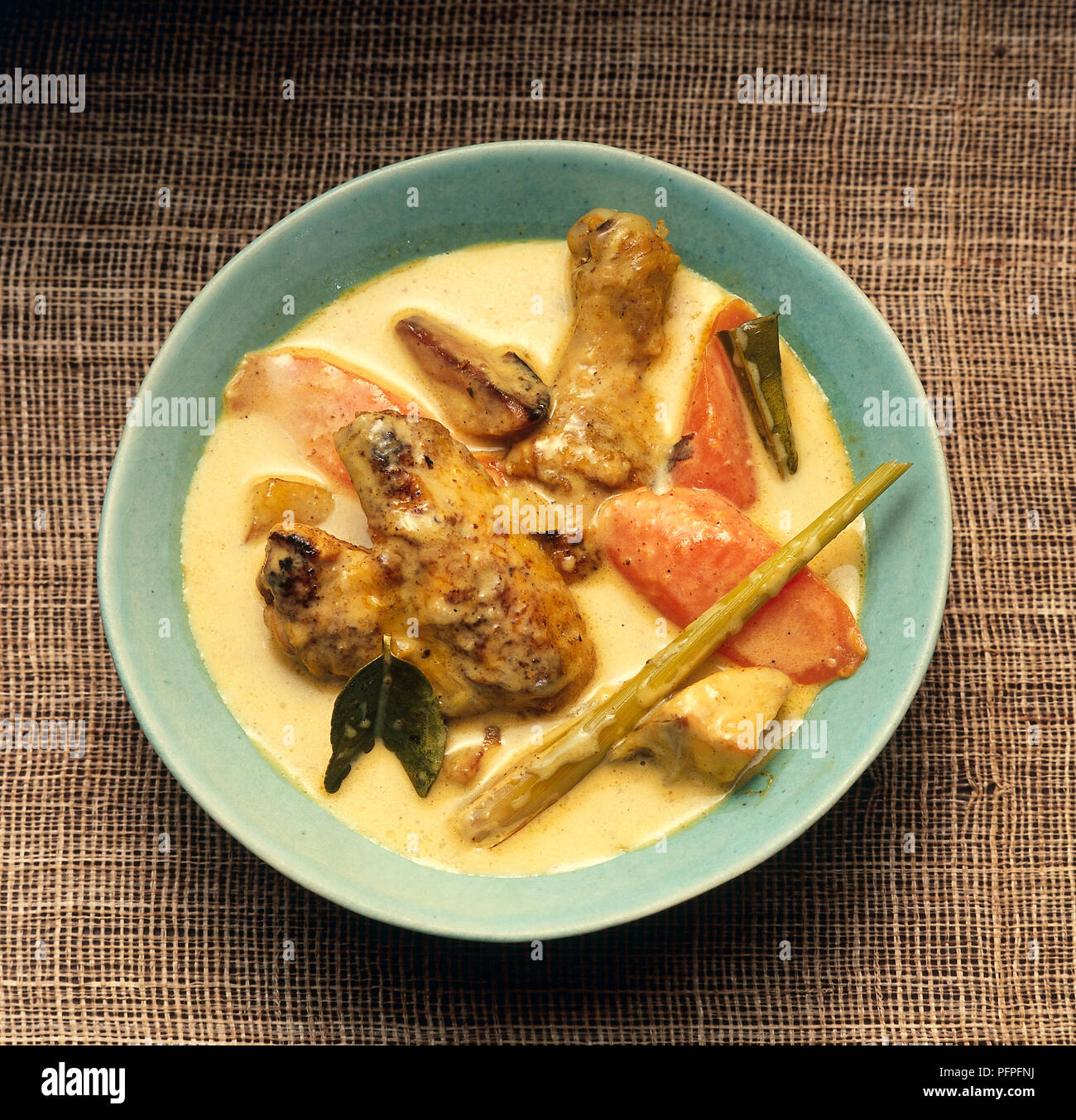 Ga Cari poulet au curry, avec la patate douce et les carottes, les ...