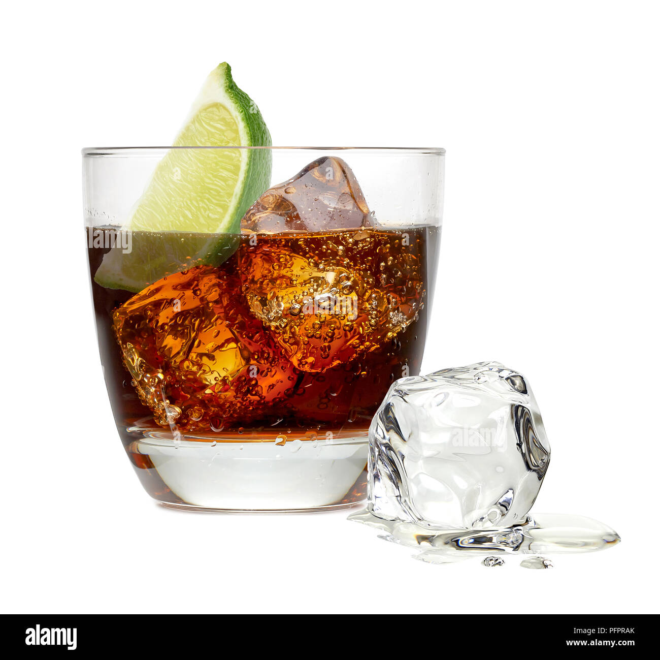 Coca cola en verre avec glace Banque d'images détourées - Alamy